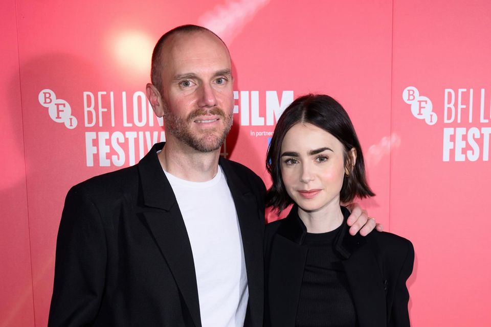 Lily Collins: Ehemann Charlie teilt erstes Foto von ihr mit Baby | GALA.de