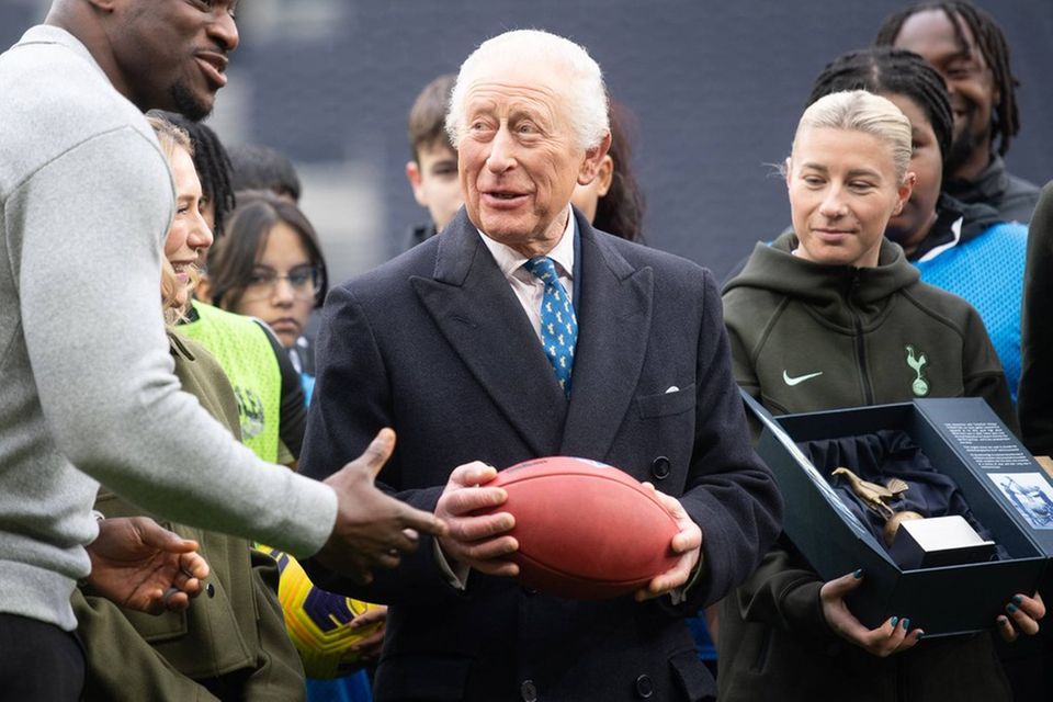 Royaler Touchdown: König Charles spielt American Football | GALA.de