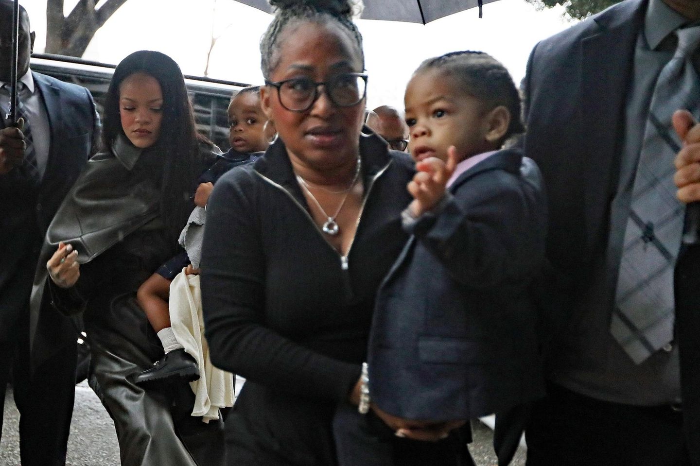 Rihanna + ASAP Rocky: Rührende Szene am Gericht mit ihren Söhnen | GALA.de