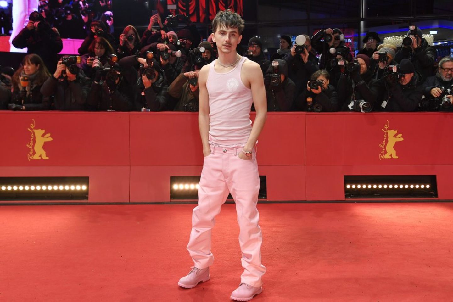 Timothée Chalamet Bei Der Berlinale Er Erscheint Im Rosa Outfit Zur Premiere