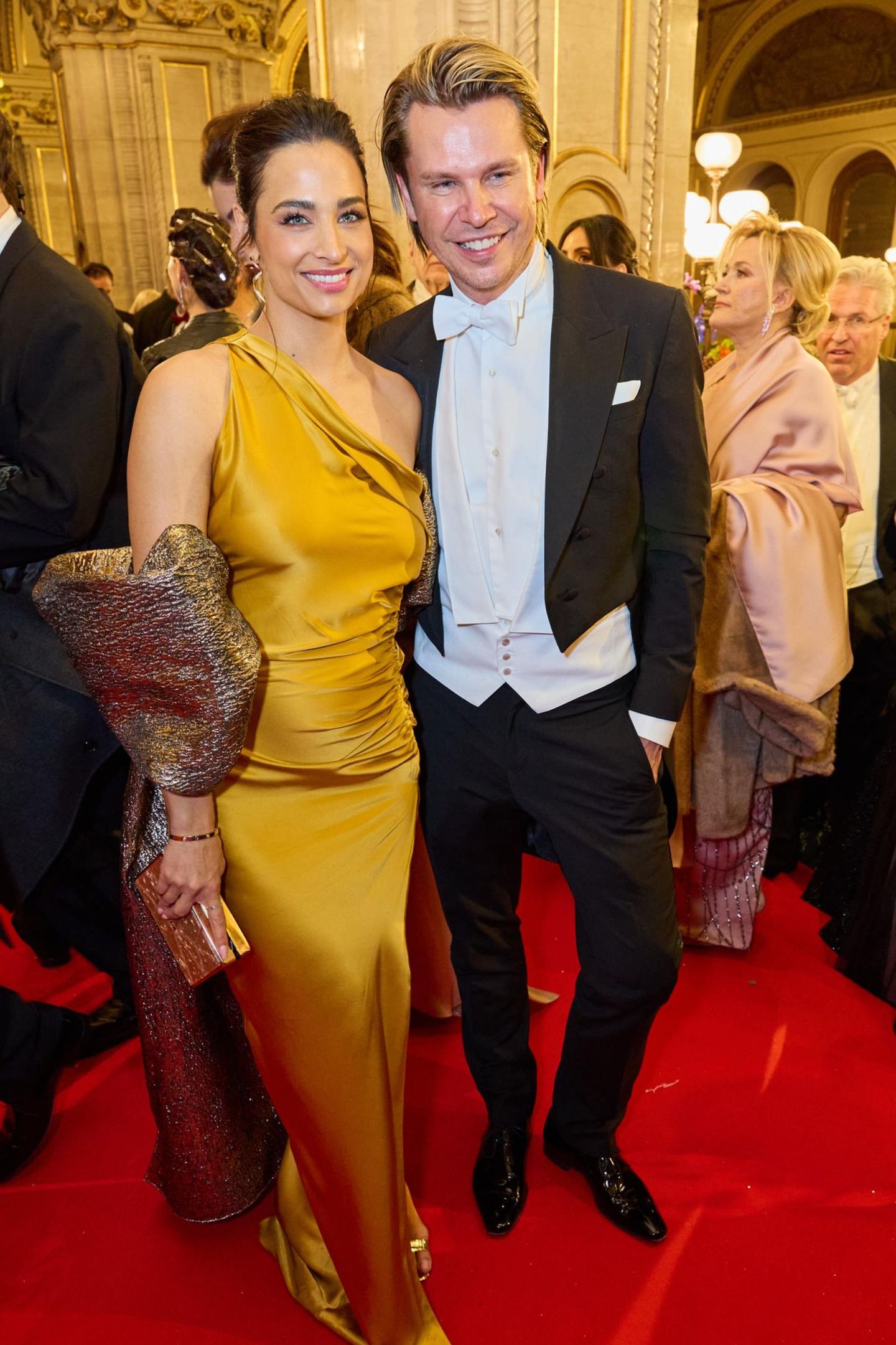 Wiener Opernball 2025: Swarovski-Gattin überrascht mit Recycling-Look ...