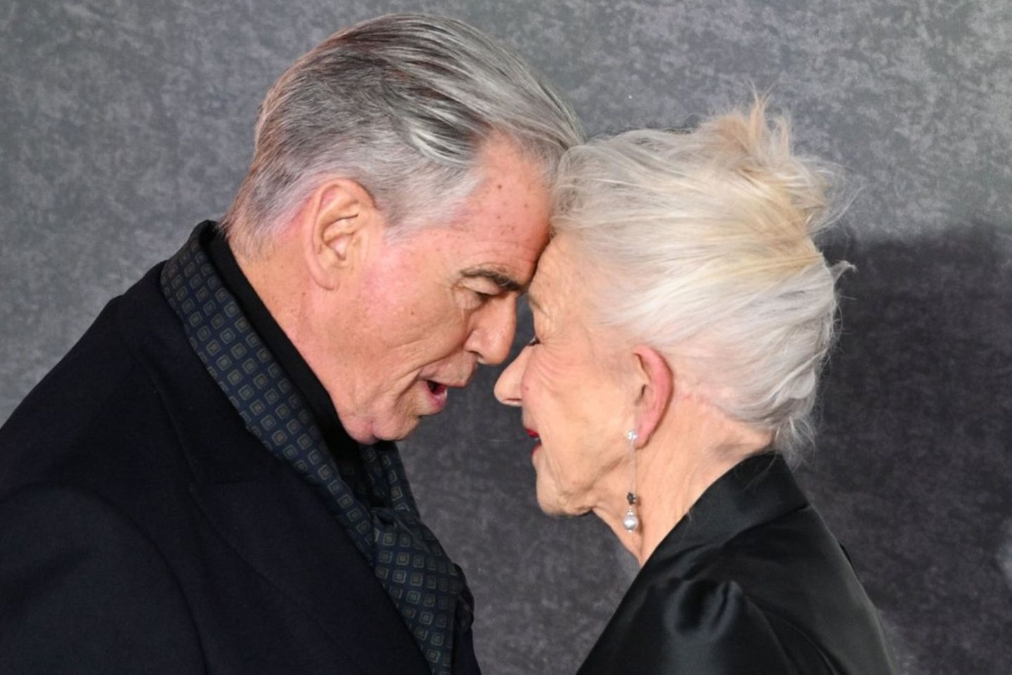 "MobLand"-Premiere: Helen Mirren und Pierce Brosnan ganz eng | GALA.de
