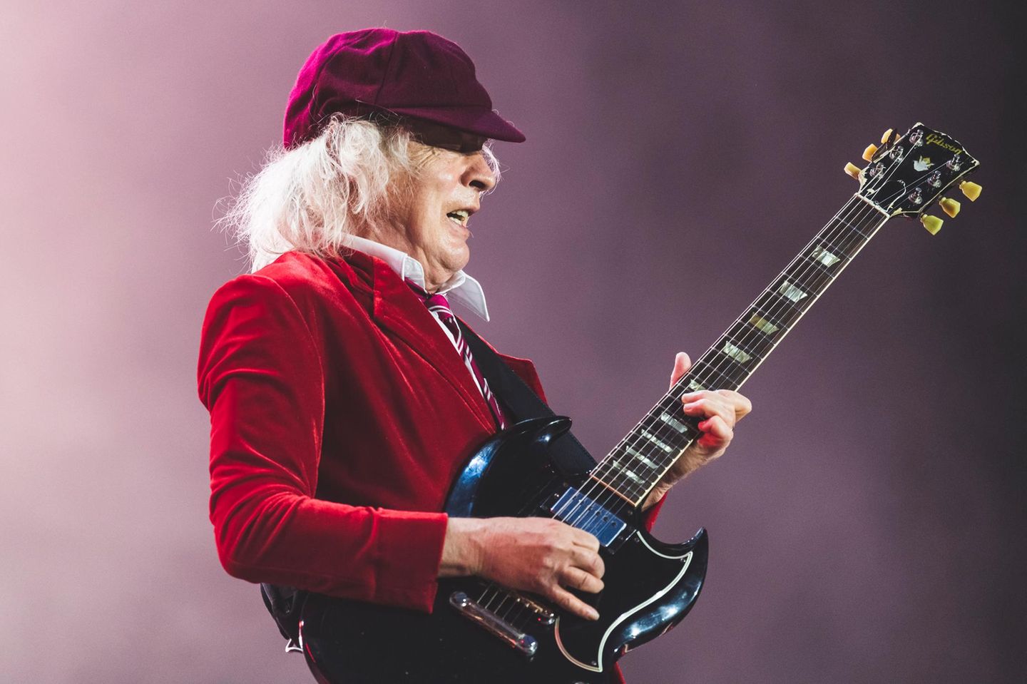 Angus Young ist 70: Schwere Verluste und große Erfolge des AC/DC-Stars ...
