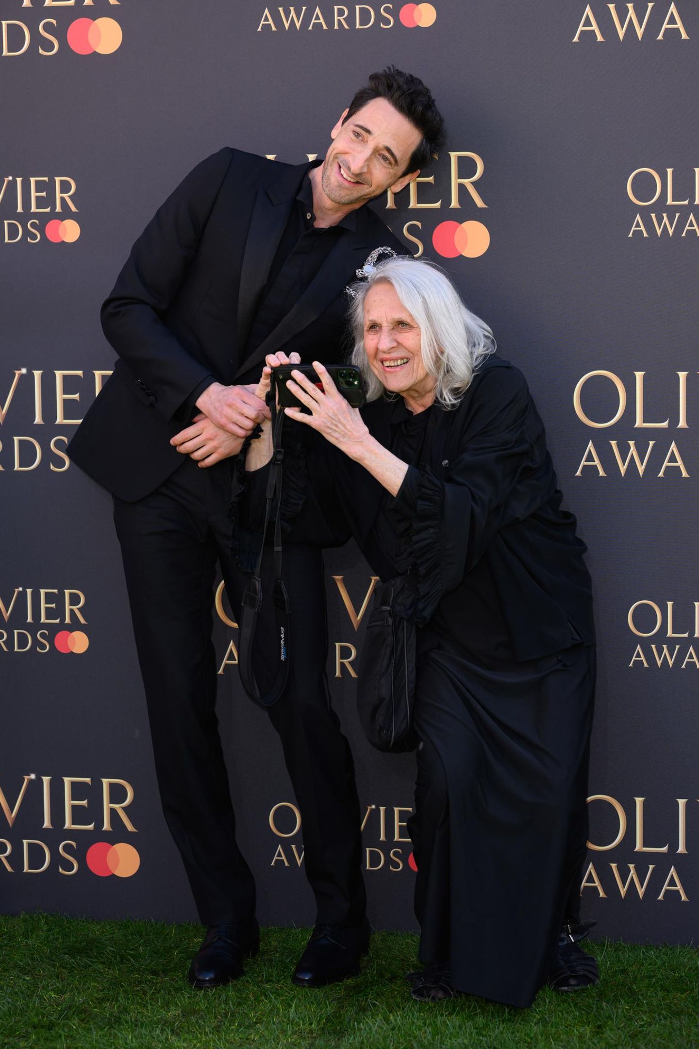 Eine weibliche Begleitung scheint Adrian Brody bei den "Oliver"-Awards ...