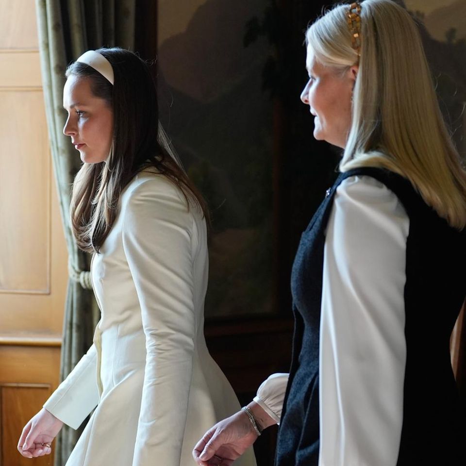 König Maha Vajiralongkorn: Er präsentiert seiner Frau seine Geliebte ...