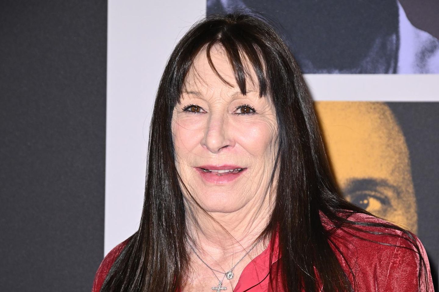 Anjelica Huston: Schauspielerin macht Krebsdiagnose öffentlich | GALA.de