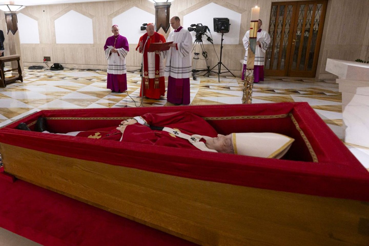 Papst Franziskus: Erste Bilder seines Leichnams | GALA.de