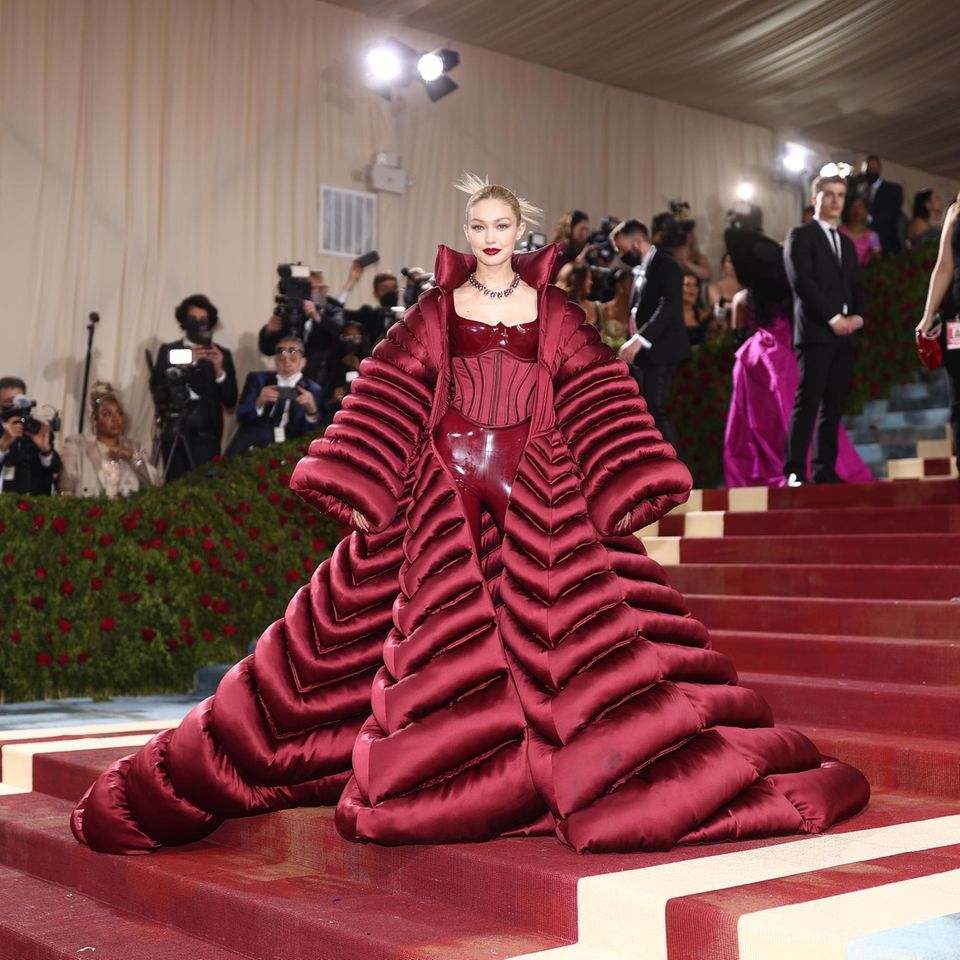 Amira Aly: Überraschendes Video im Brautmodenladen | GALA.de