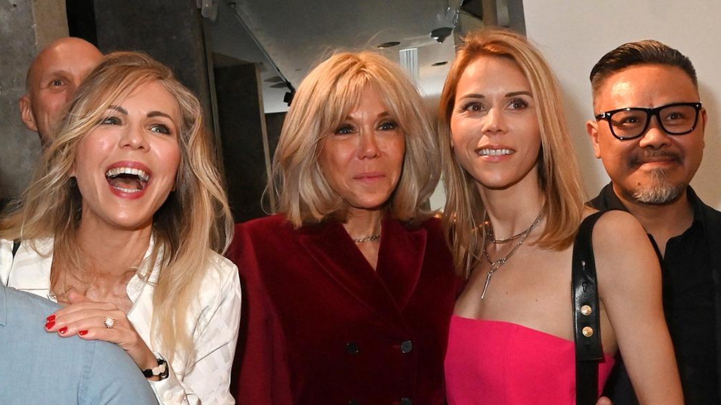 Fashion-Looks: Brigitte Macron zeigt sich mit ihren Töchtern