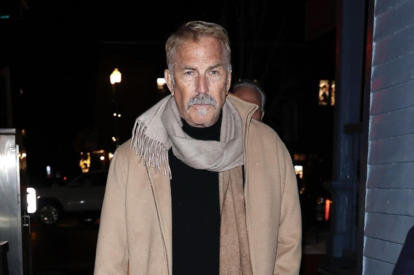 Kevin Costner: Wilde Partynacht! Innige Aufnahmen mit Unbekannter | GALA.de