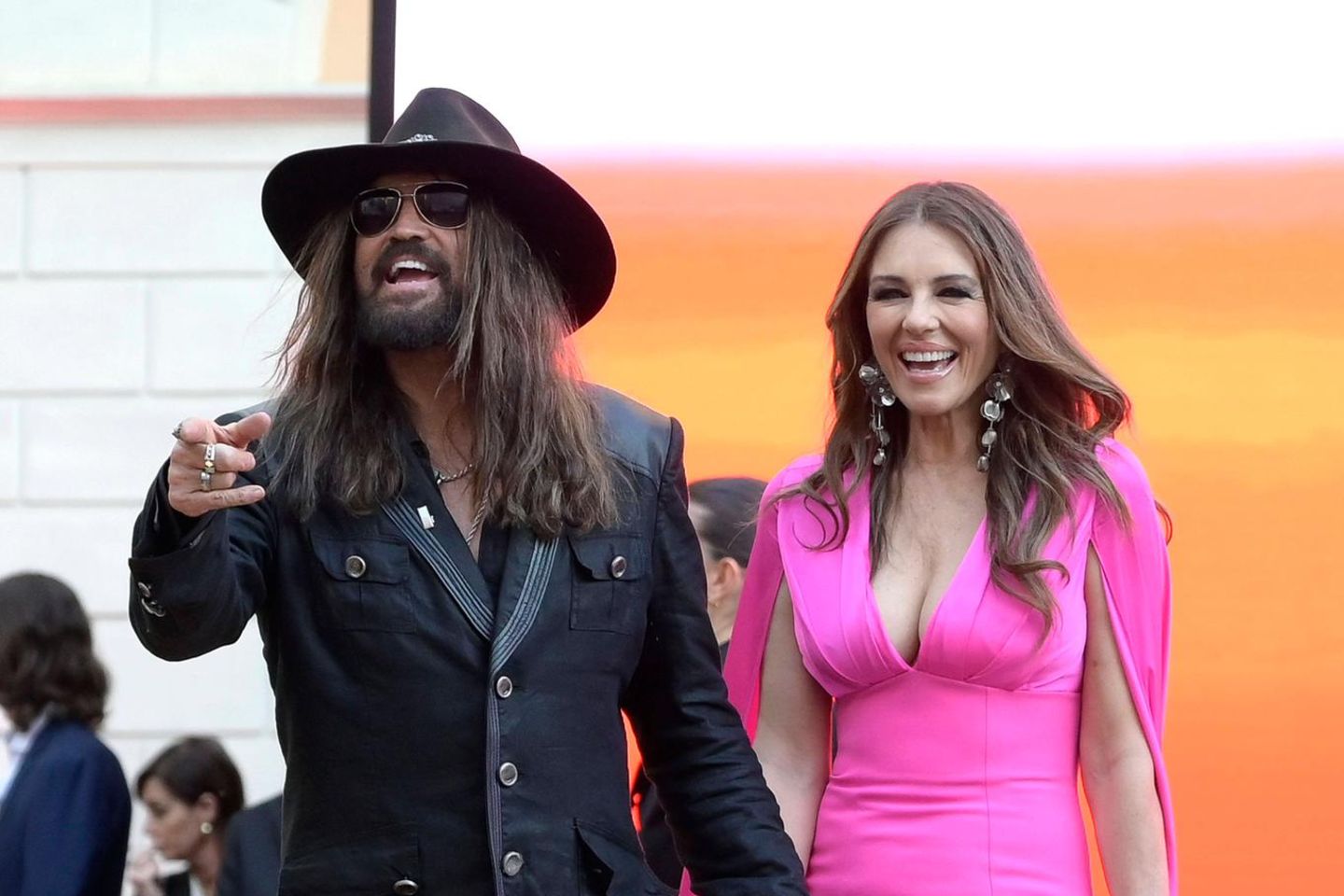 Elizabeth Hurley + Billy Ray Cyrus: Red-Carpet-Debüt in Rom | GALA.de