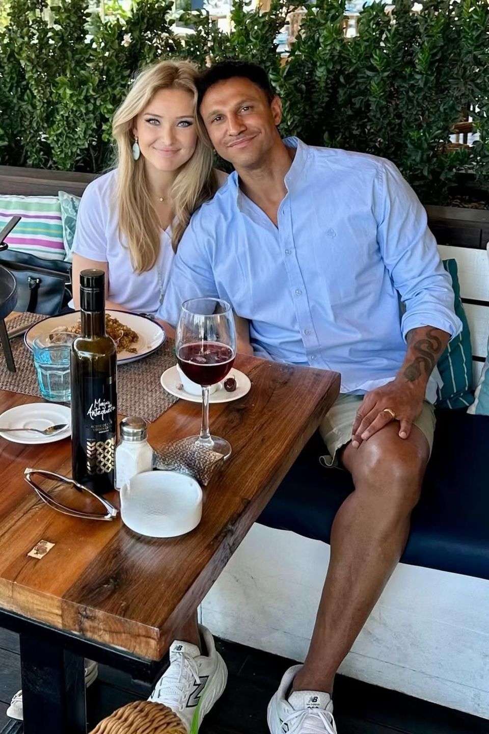 Urlaubsgrüße der Stars: Matthias Schweighöfer + Ruby O. Fee gönnen sich ...