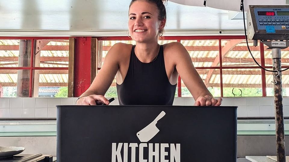 "Kitchen Impossible": Clara Hungers Outfit sorgt für Diskussion – Tim ...