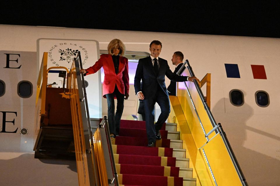 Brigitte Macron: Aufnahme schockiert! Sie schubst Ehemann Emmanuel weg ...