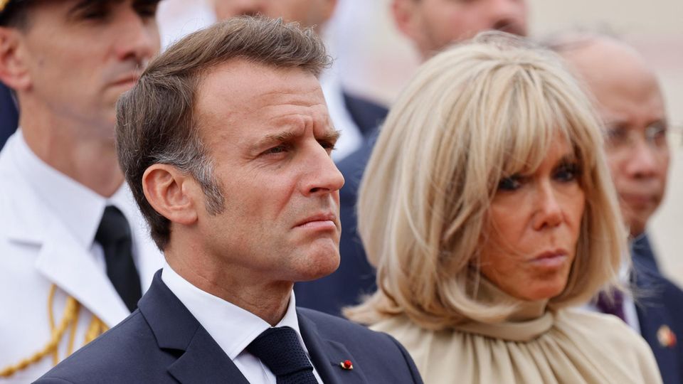 Emmanuel + Brigitte Macron: Nach Schubser zeigen sie sich betont innig | GALA.de