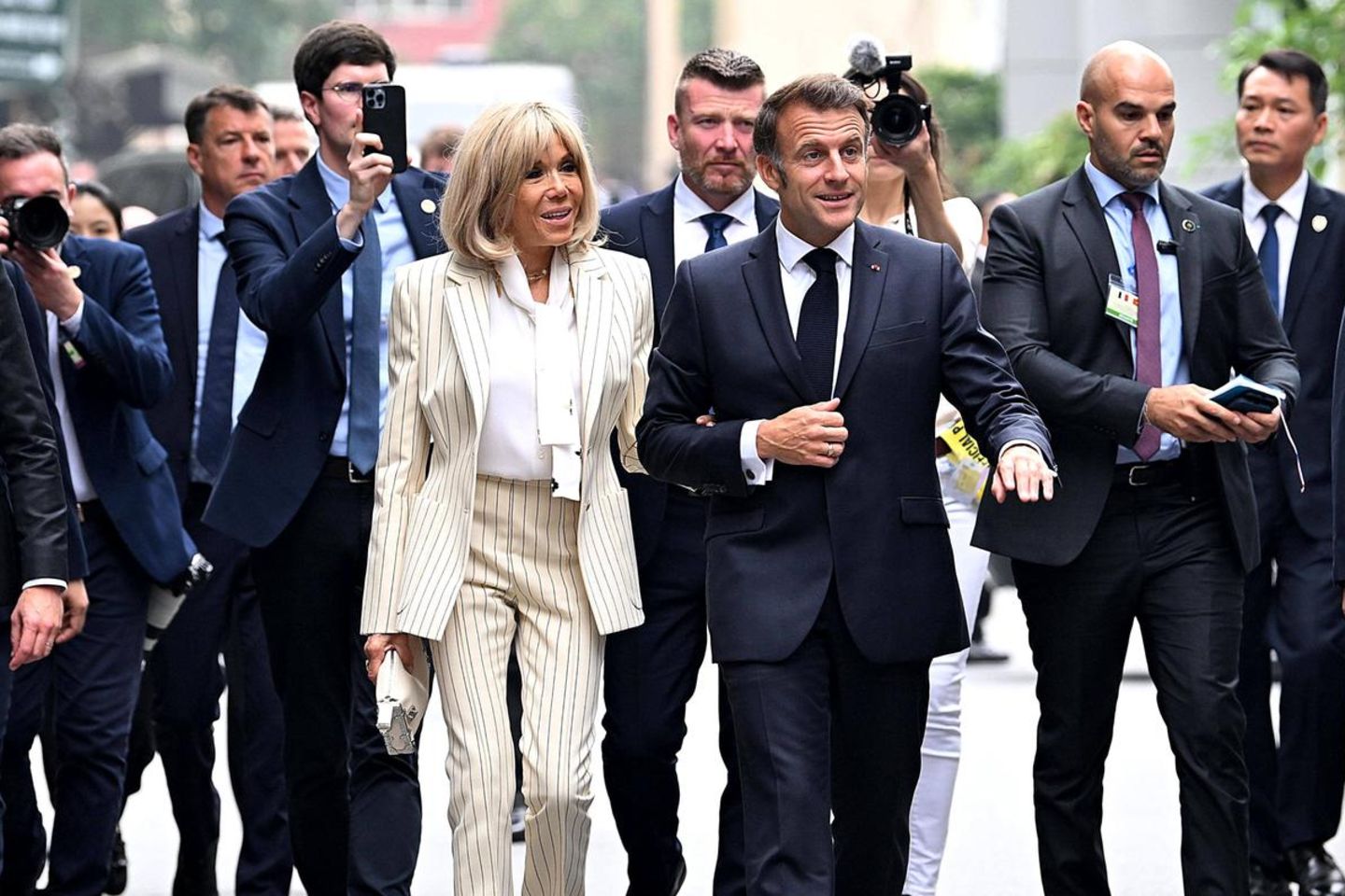 Brigitte + Emmanuel Macron: Jetzt zeigen sich die Macrons betont innig ...