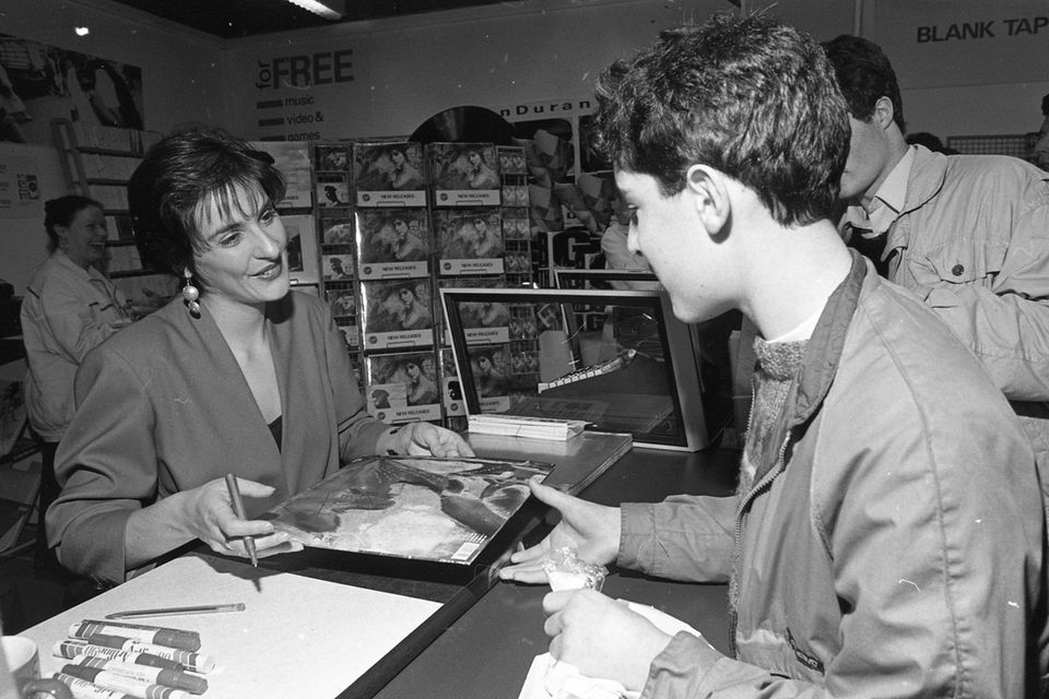 Enya: Erstes Lebenszeichen nach 8 Jahren! Foto von Sängerin aufgetaucht ...