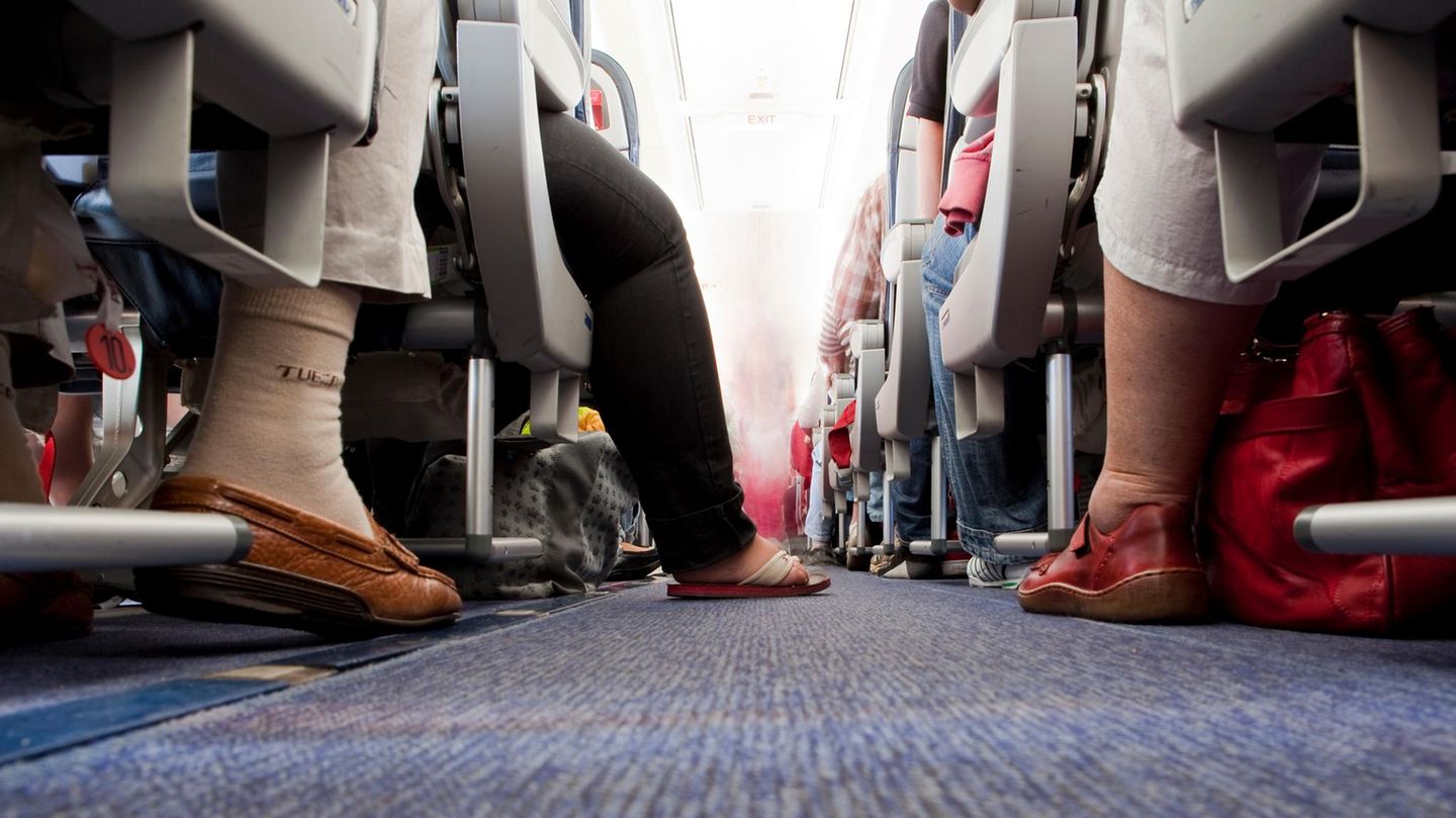 Reisezeit: Diese Schuhe sind ein absolutes Tabu im Flugzeug – laut ...