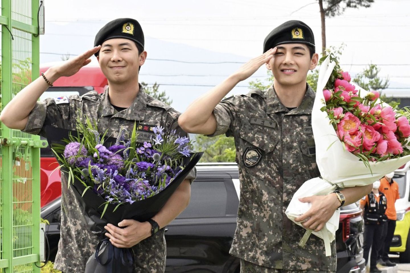 Kommt bald die Reunion?: BTS-Stars RM und V beenden Militärdienst | GALA.de
