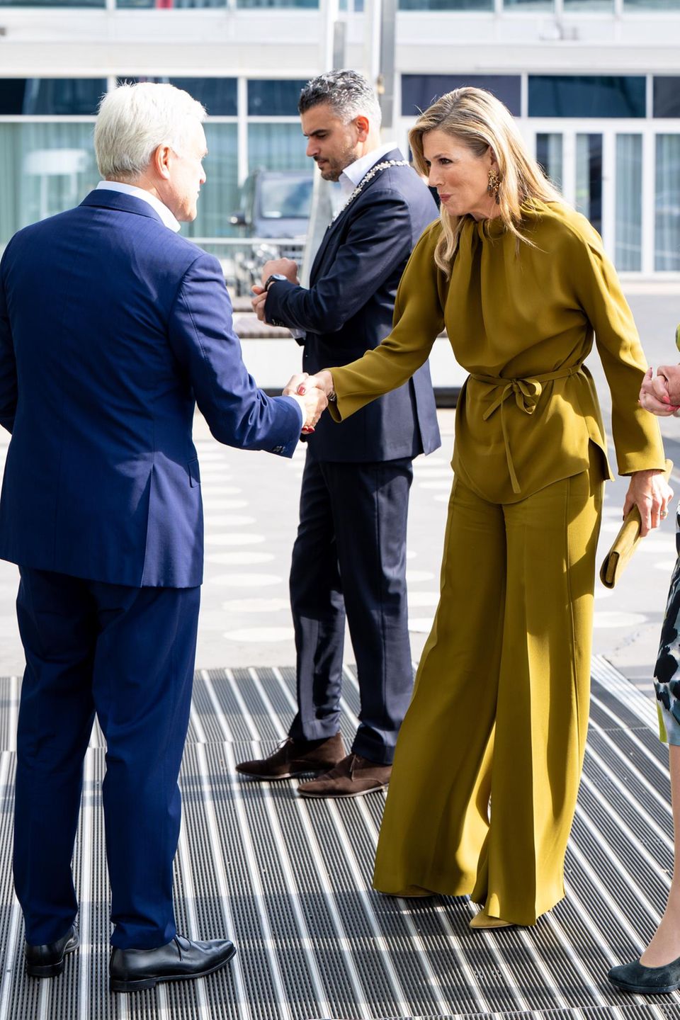 Königin Mathilde: Sie macht's wie die anderen – und sieht grandios aus ...