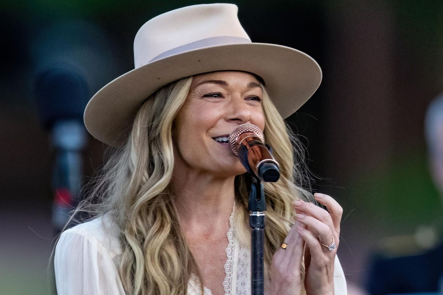 LeAnn Rimes: Mitten im Konzert fallen der Sängerin plötzlich die Zähne raus