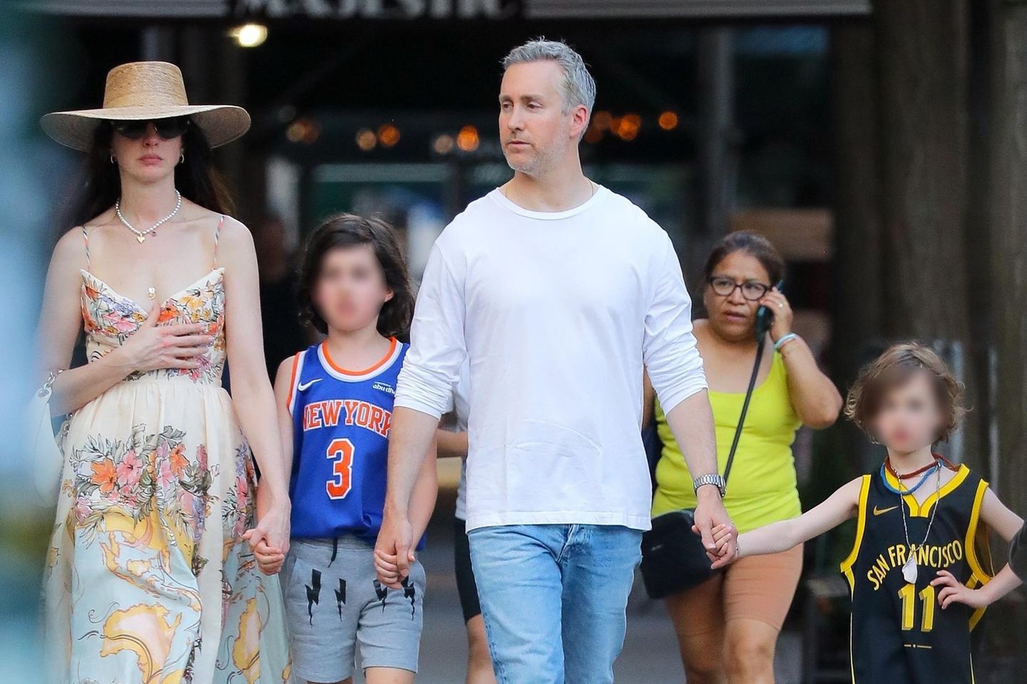 Anne Hathaway: Angespannter Ausflug mit Ehemann Adam und den Kids | GALA.de
