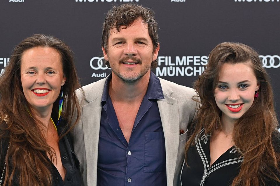 Filmfest München Opening Night: Falka Klare feiert Red-Carpet-Premiere ...