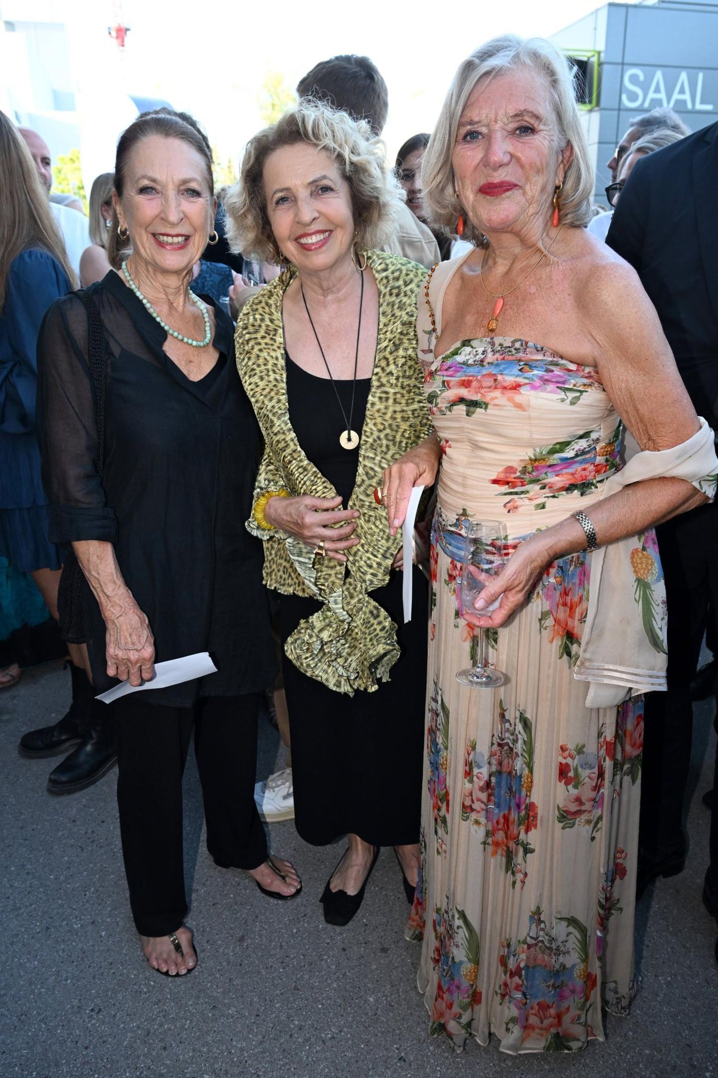 Filmfest München: Ethan Hawke überrascht mit ungewohntem Look an der Seite von Veronica Ferres ...