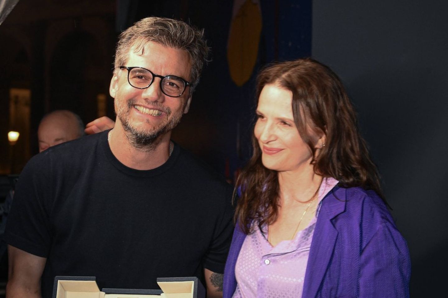 Wagner Moura: Juliette Binoche überrascht ihn mit Preis | GALA.de