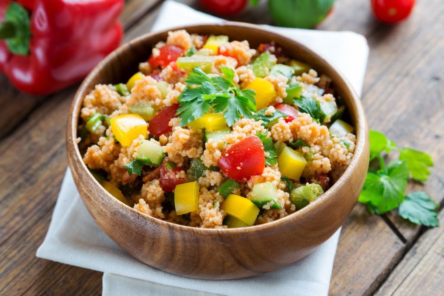 Buntes Gemüse: Aromatischer Couscous mit süßen Datteln | GALA.de