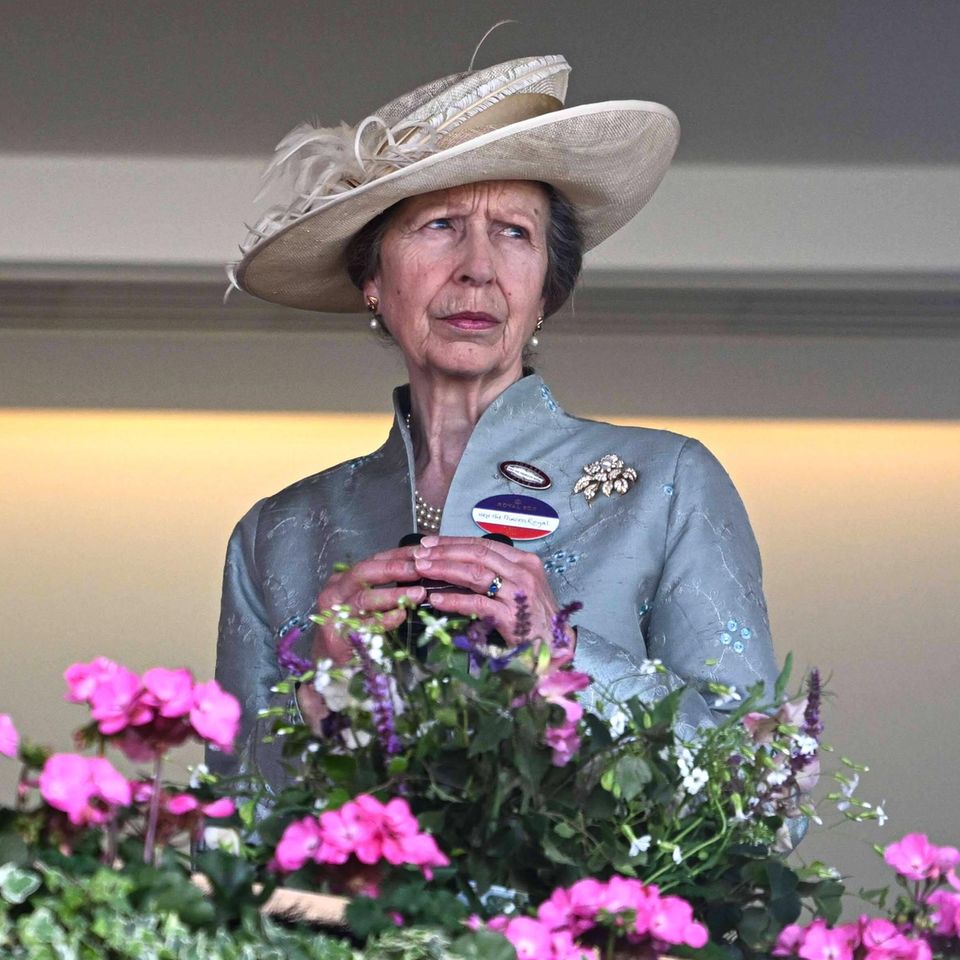 Japans Royals nehmen Abschied: Die Beerdigung von Prinzessin Yuriko in ...