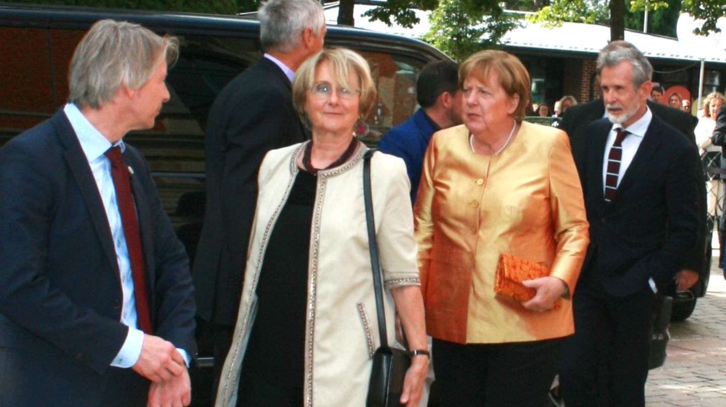Angela Merkel: Altkanzlerin genießt Theaterabend mit diesem ...