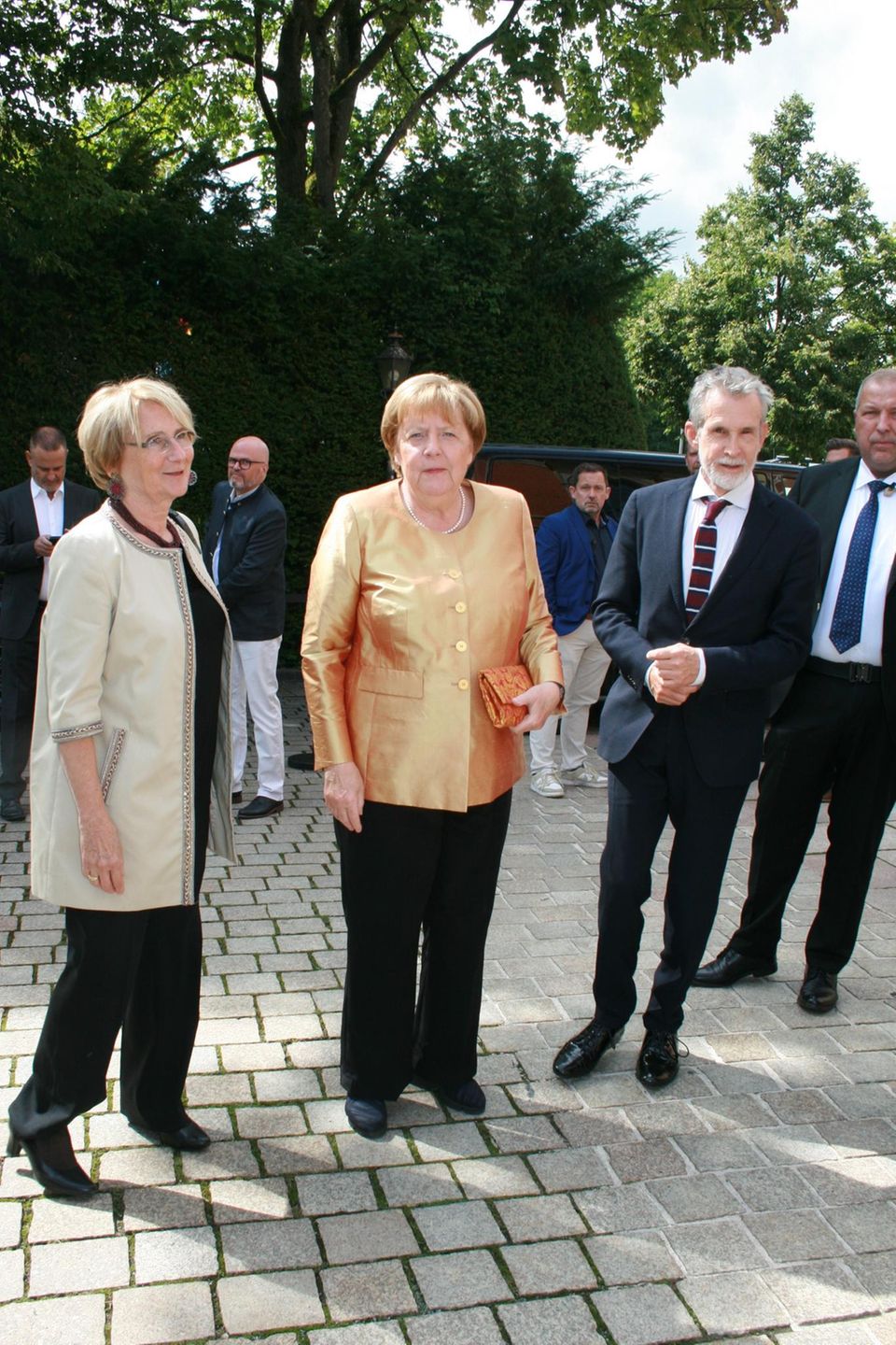 Angela Merkel: Altkanzlerin genießt Theaterabend mit diesem ...