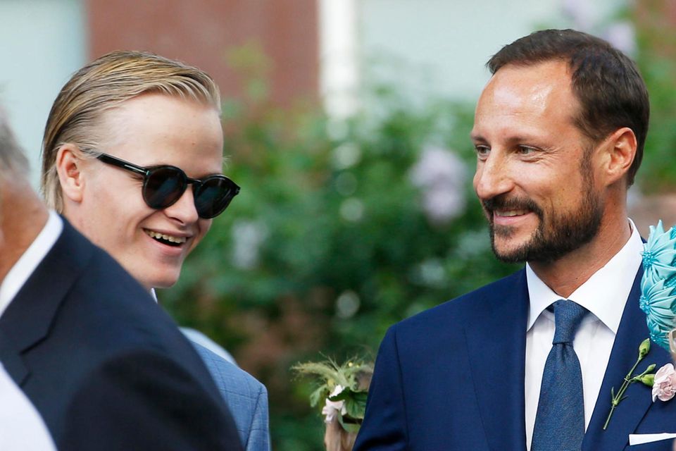 Gesichtet! Prinz Haakon fliegt mit Marius Borg Høiby in den Urlaub ...