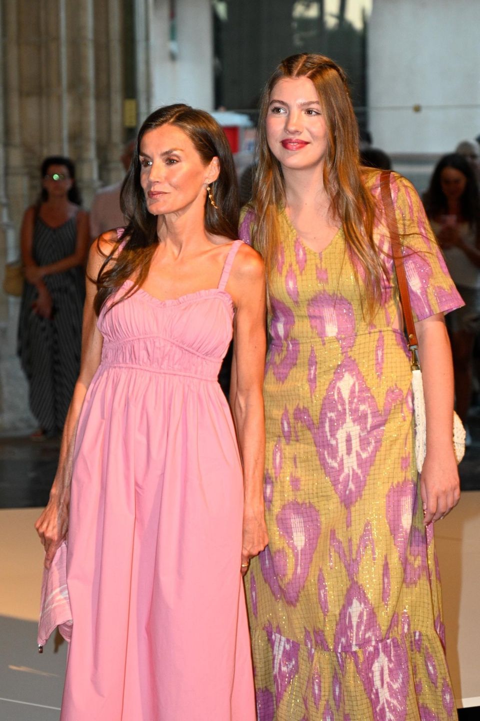 Spaniens Königspaar: Felipe und Letizia mit ihren Töchtern | GALA.de