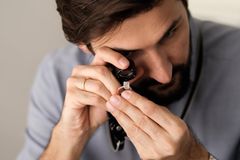 Taylor Swift und Travis Kelce haben sich verlobt! Und ihr Ring ist ...