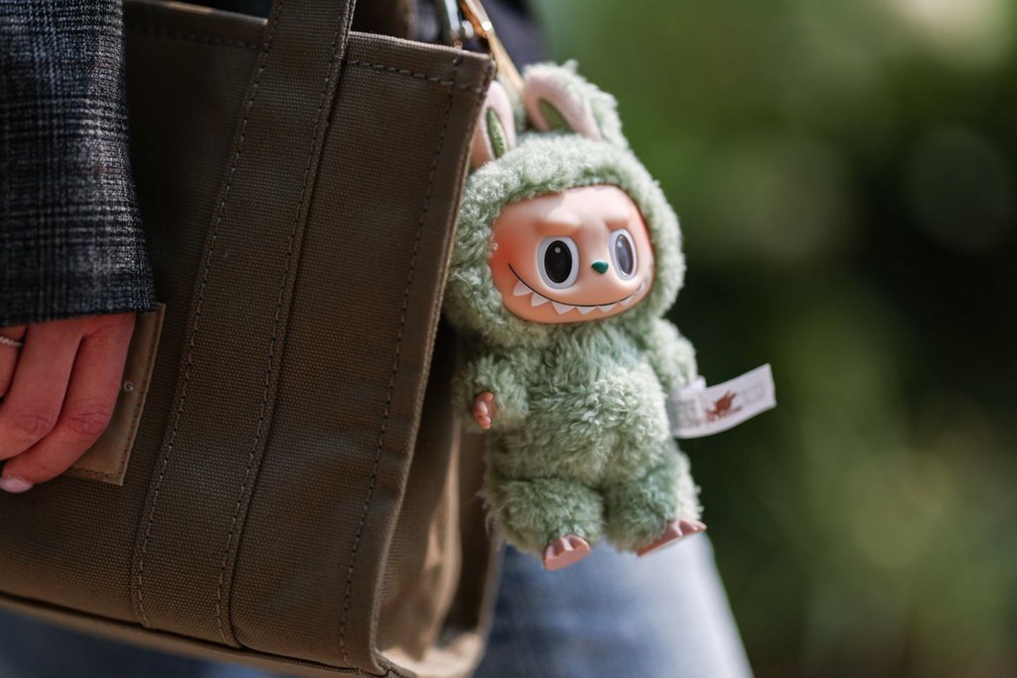 Die viralen Labubu Dolls im Check: Süßes oder hässliches Trend ...