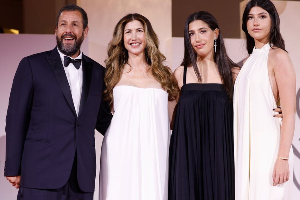 Ungewohnt seriös in Venedig: Adam Sandler zeigt sich mit seiner Familie ...
