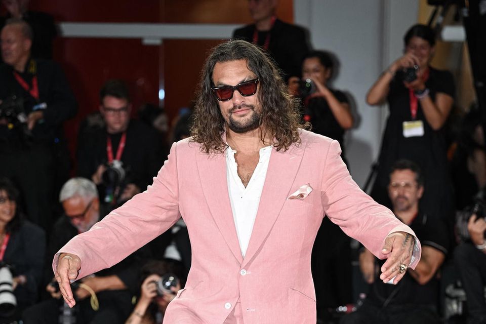 Jason Momoa sorgt mit seiner Schuhwahl in Venedig für Schlagzeilen ...