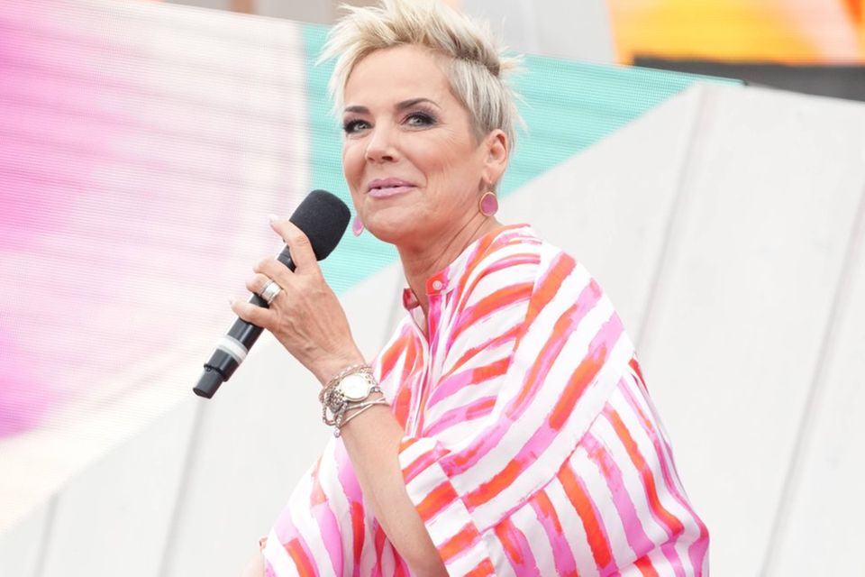 "Bauer sucht Frau"-Moderatorin Inka Bause: Sie muss ihre Jubiläumstournee absagen | GALA.de