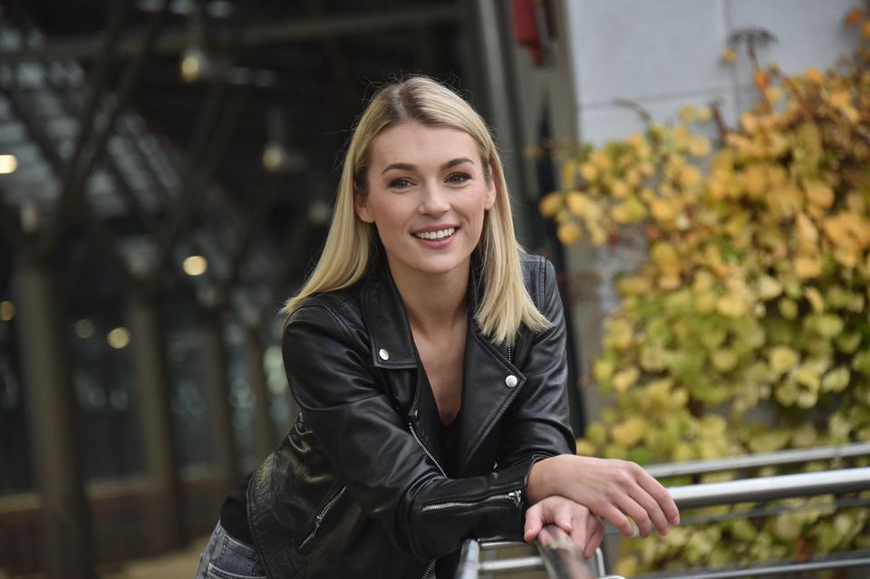 اخ مع اخته sotwe i offered her something to drink and she