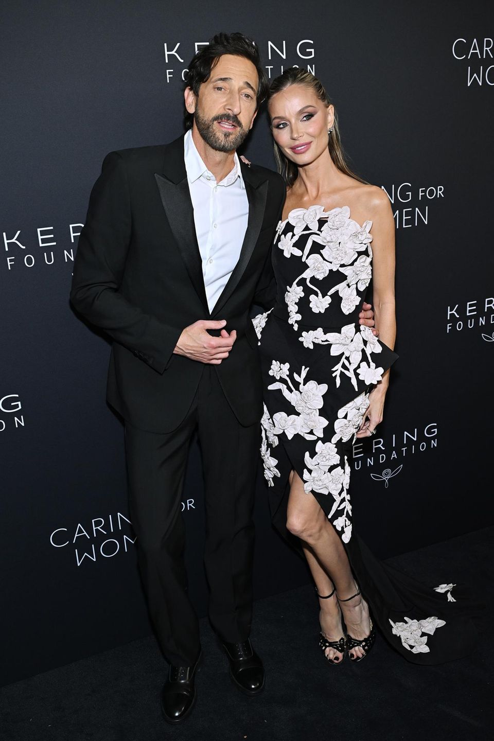 Victoria Beckham beim JGA – und die Braut sorgt im Luxus-Minikleid für ...