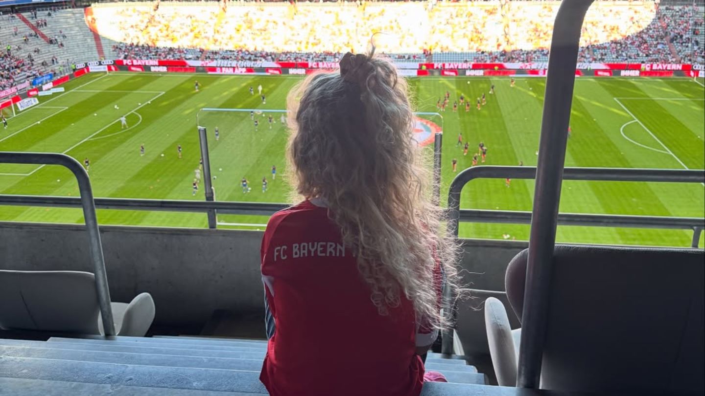 Lena Gercke: Tochter Zoe ganz groß! Süßer Bayern-Fan-Moment eingefangen ...