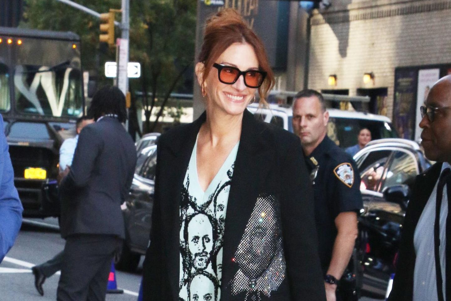 Julia Roberts sorgt mit fremden Männergesicht auf Mantel für Aufsehen ...
