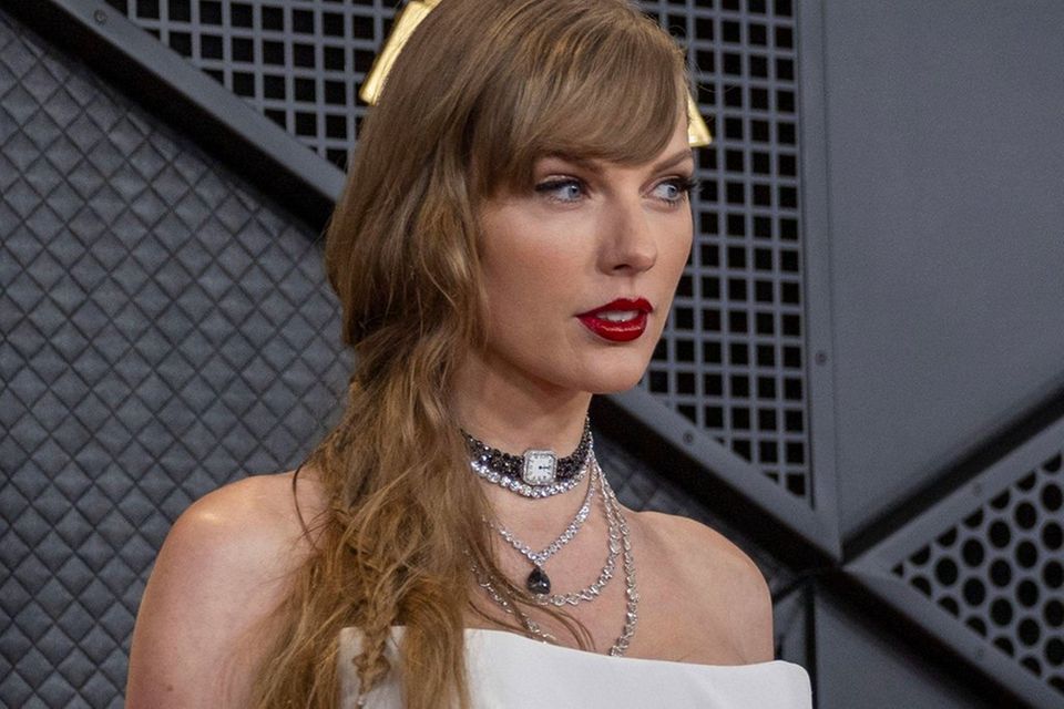 "Überhaupt nicht normal": Taylor Swift begeistert von Verlobungsring ...