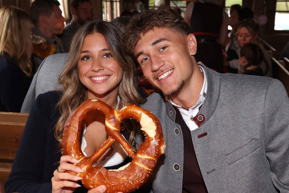 Mehmet Scholls Tochter Josefine teilt intimes Video aus dem Bett | GALA.de