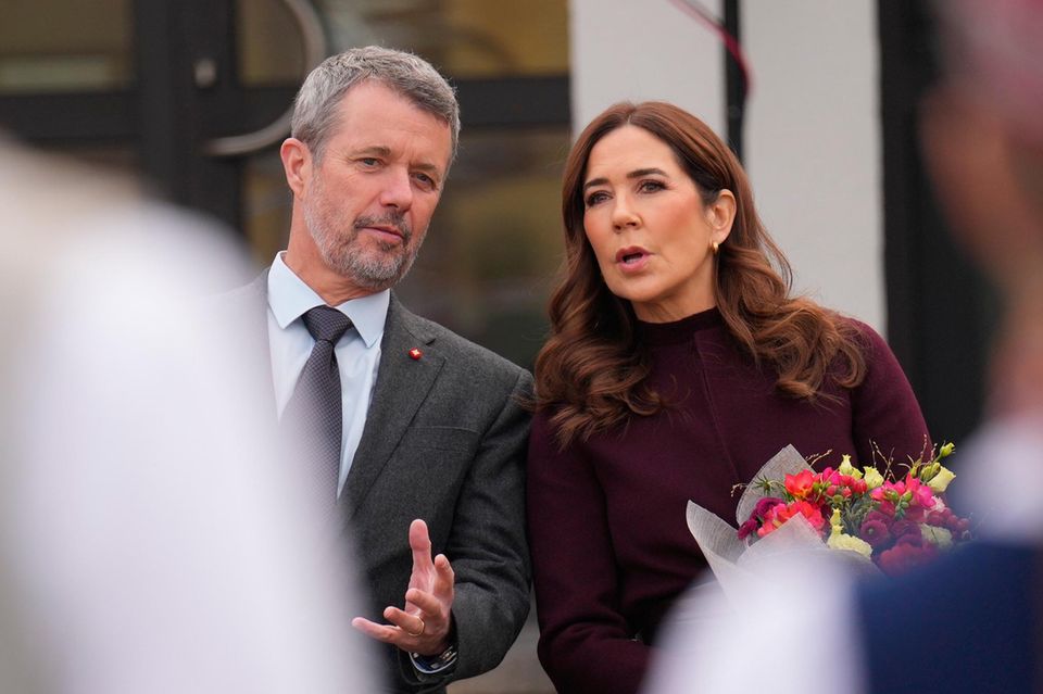 König Frederik: Vielsagende Geste in Richtung von Königin Mary | GALA.de