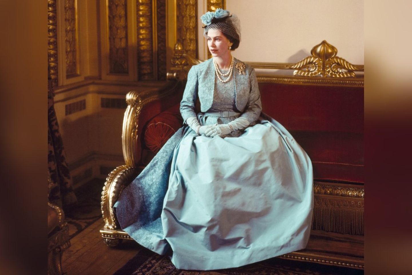 Das Modevermächtnis von Queen Elizabeth II.: Ausstellung zeigt mehr als ...