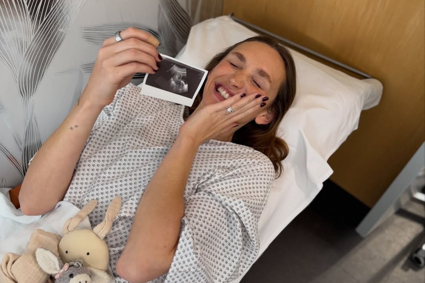 Anna Adamyan meldet sich aus Klinik: "Jetzt beginnt die Hibbelzeit" | GALA.de