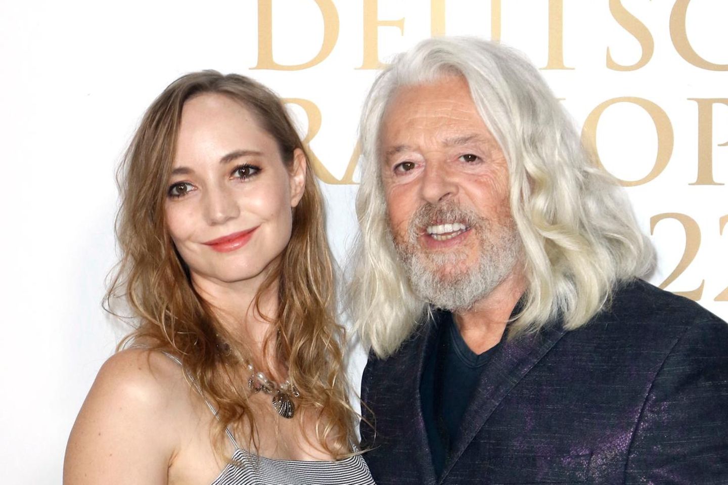 Popstar ist nach tragischem Tod seiner Frau mit 64 nochmal Vater ...